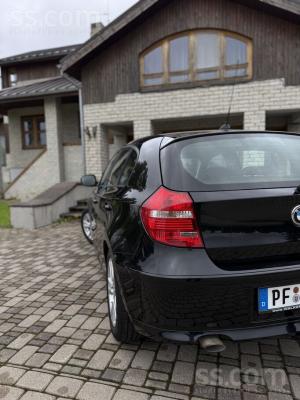 Black BMW 120 2011 in Cesis, with an engine capacity of 2.00 L and mileage of 299 thousand km for 4950 €, photo 26 on AUTOMOTO.COM.LV