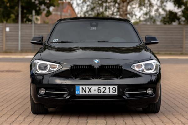 Black BMW 120 2012 in Riga, with an engine capacity of 2.00 L and mileage of 330 thousand km for 10900 €, photo 3 on AUTOMOTO.COM.LV