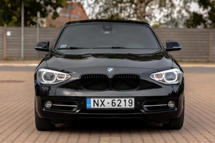 Black BMW 120 2012 in Riga, with an engine capacity of 2.00 L and mileage of 330 thousand km for 10900 €, photo 4 on AUTOMOTO.COM.LV