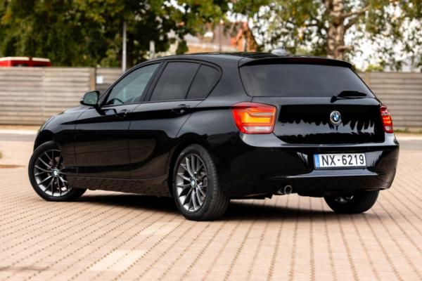 Black BMW 120 2012 in Riga, with an engine capacity of 2.00 L and mileage of 330 thousand km for 10900 €, photo 4 on AUTOMOTO.COM.LV