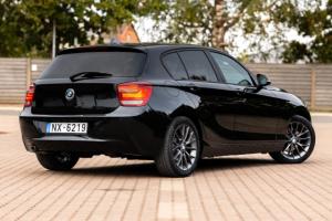 Black BMW 120 2012 in Riga, with an engine capacity of 2.00 L and mileage of 330 thousand km for 10900 €, photo 6 on AUTOMOTO.COM.LV