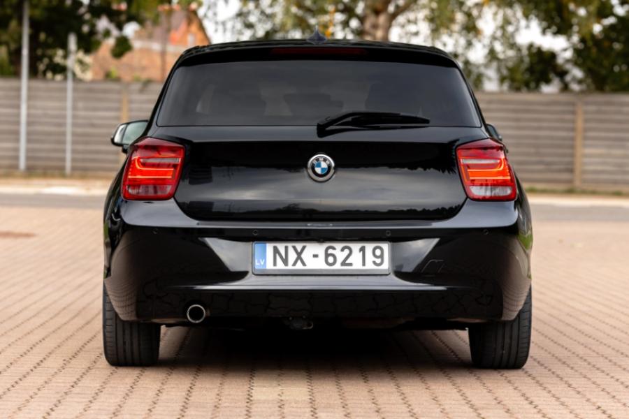 Black BMW 120 2012 in Riga, with an engine capacity of 2.00 L and mileage of 330 thousand km for 10900 €, photo 7 on AUTOMOTO.COM.LV