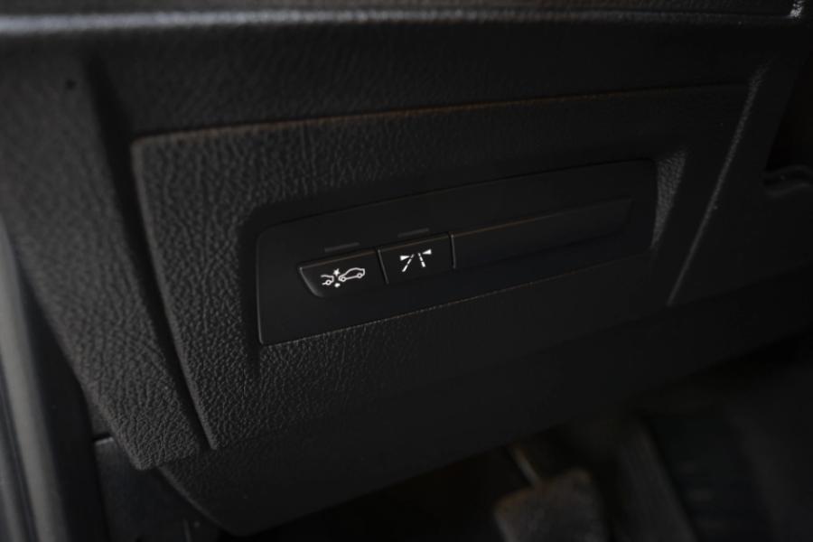 Black BMW 120 2012 in Riga, with an engine capacity of 2.00 L and mileage of 330 thousand km for 10900 €, photo 12 on AUTOMOTO.COM.LV