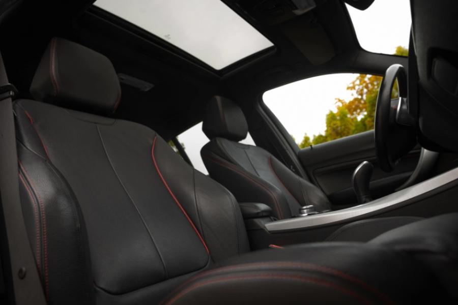 Black BMW 120 2012 in Riga, with an engine capacity of 2.00 L and mileage of 330 thousand km for 10900 €, photo 15 on AUTOMOTO.COM.LV