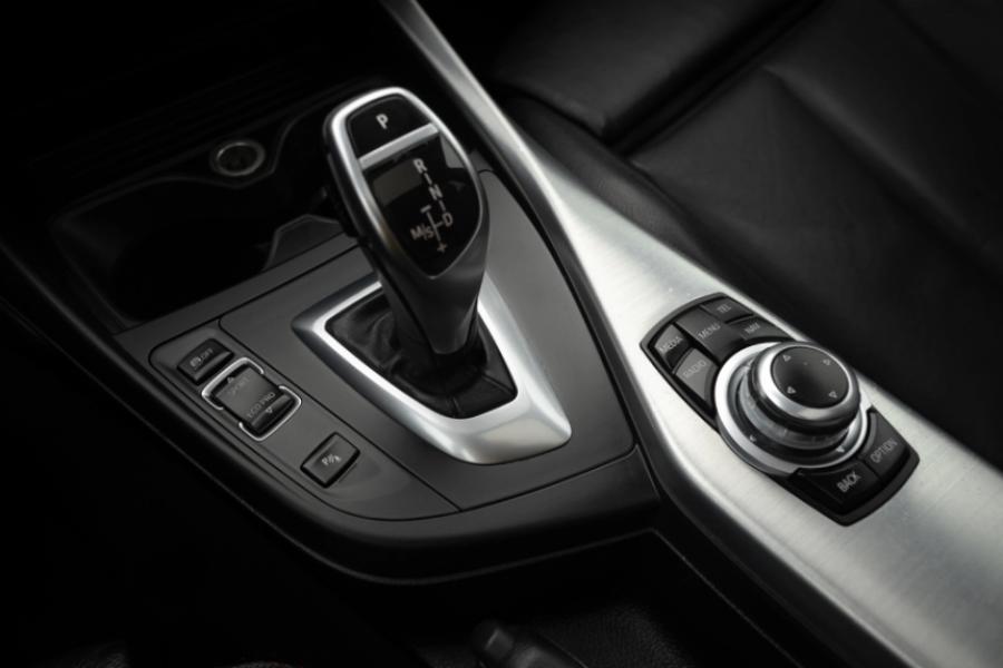 Black BMW 120 2012 in Riga, with an engine capacity of 2.00 L and mileage of 330 thousand km for 10900 €, photo 20 on AUTOMOTO.COM.LV