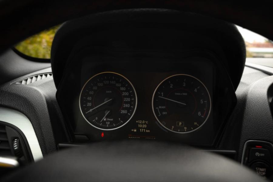 Black BMW 120 2012 in Riga, with an engine capacity of 2.00 L and mileage of 330 thousand km for 10900 €, photo 21 on AUTOMOTO.COM.LV