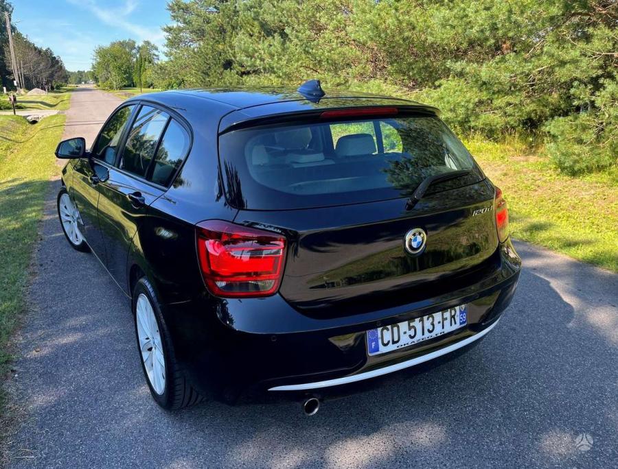 Black BMW 120 2012 in Taurage, with an engine capacity of 2.00 L and mileage of 228 thousand km for 5850 €, photo 4 on AUTOMOTO.COM.LV