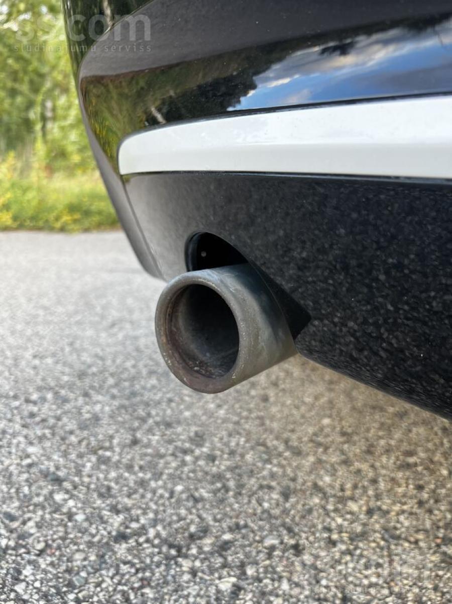 Black BMW 120 2012 in Riga, with an engine capacity of 2.00 L and mileage of 279 thousand km for 8200 €, photo 20 on AUTOMOTO.COM.LV