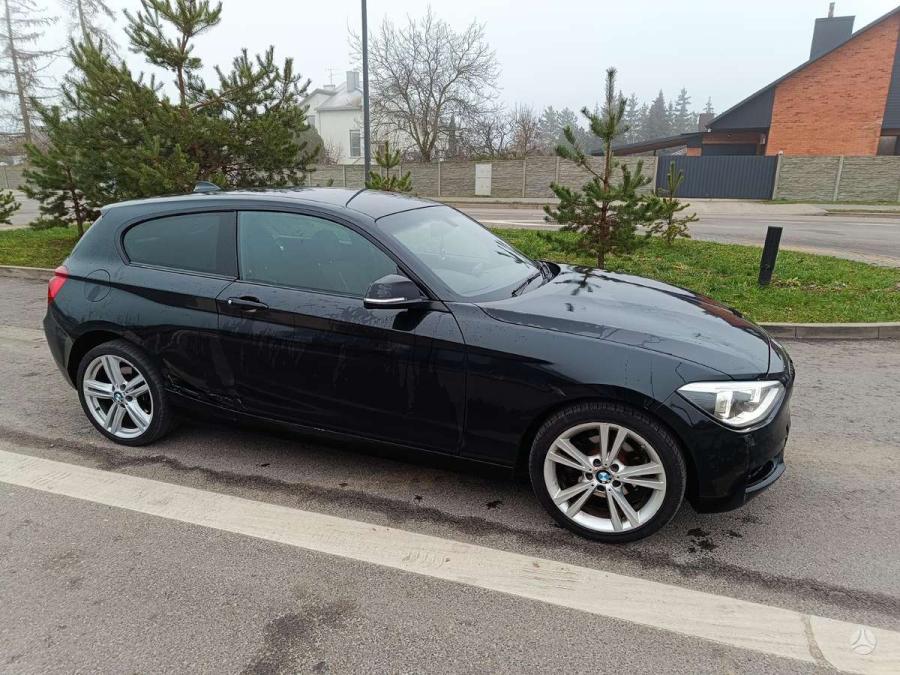 Black BMW 120 2014 in Kaunas, with an engine capacity of 2.00 L and mileage of 179 thousand km for 3150 €, photo 5 on AUTOMOTO.COM.LV