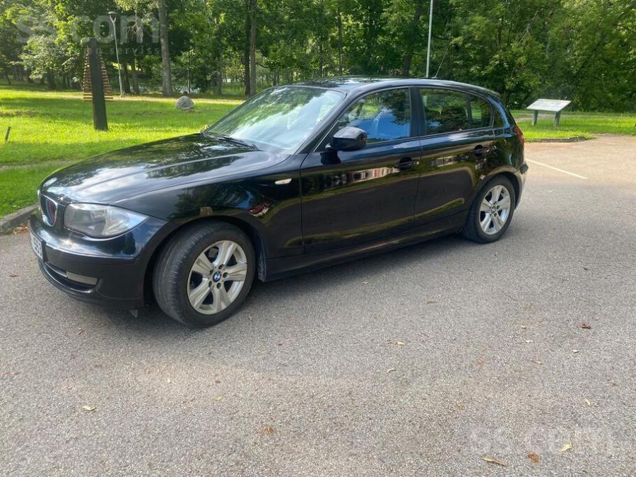 Black BMW 120 2010 in Riga, with an engine capacity of 2.00 L and mileage of 302 thousand km for 2500 €, photo 1 on AUTOMOTO.COM.LV