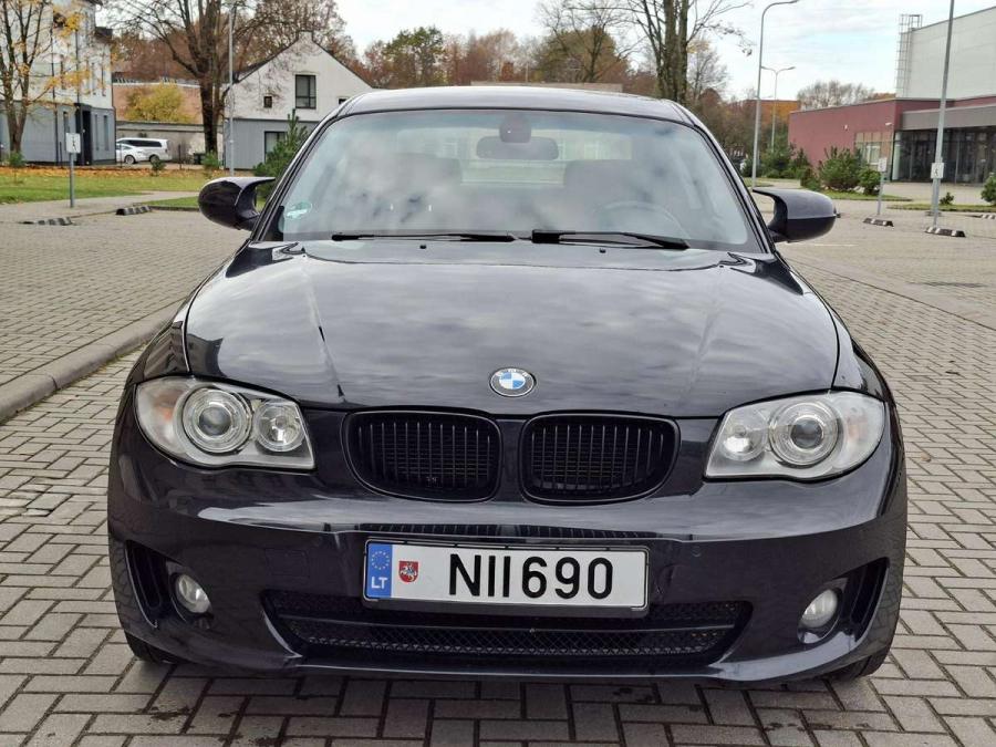 Black BMW 120 2011 in Vilnius, with an engine capacity of 2.00 L and mileage of 320 thousand km for 4500 €, photo 2 on AUTOMOTO.COM.LV