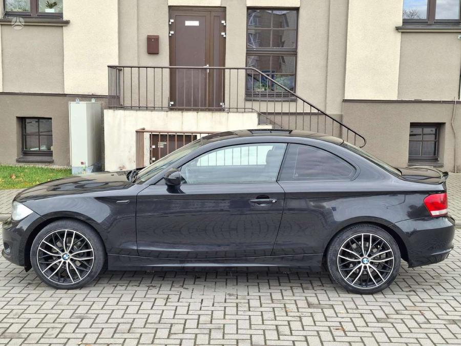 Black BMW 120 2011 in Vilnius, with an engine capacity of 2.00 L and mileage of 320 thousand km for 4500 €, photo 7 on AUTOMOTO.COM.LV
