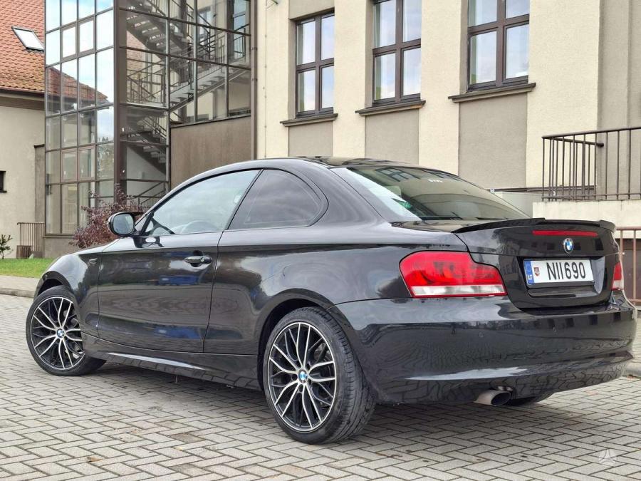 Black BMW 120 2011 in Vilnius, with an engine capacity of 2.00 L and mileage of 320 thousand km for 4500 €, photo 9 on AUTOMOTO.COM.LV