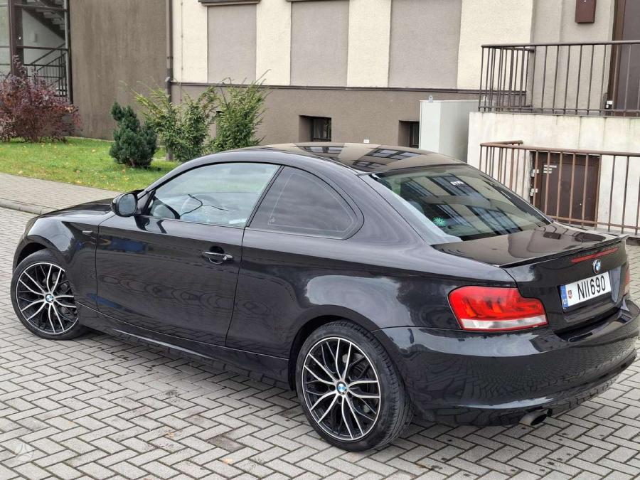Black BMW 120 2011 in Vilnius, with an engine capacity of 2.00 L and mileage of 320 thousand km for 4500 €, photo 11 on AUTOMOTO.COM.LV