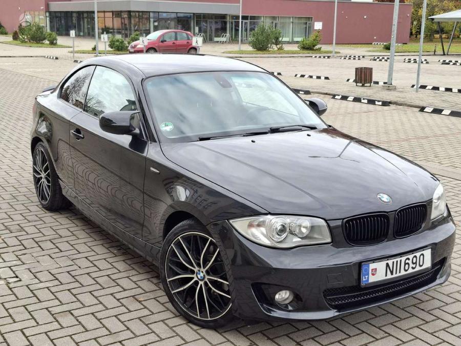 Black BMW 120 2011 in Vilnius, with an engine capacity of 2.00 L and mileage of 320 thousand km for 4500 €, photo 13 on AUTOMOTO.COM.LV
