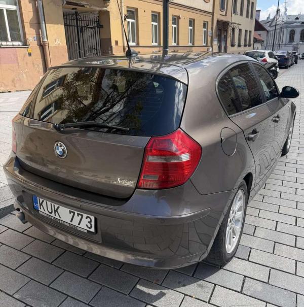 BMW 120 2007 in Vilnius on AUTOMOTO.COM.LV Brown BMW 120 2007 in Vilnius, with an engine capacity of 2.00 L and mileage of 291 thousand km for 2890 €, photo 4 on AUTOMOTO.COM.LV