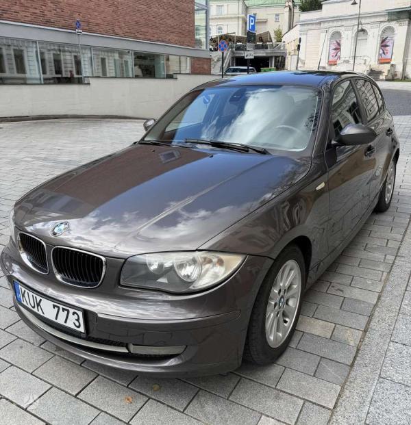 BMW 120 2007 in Vilnius on AUTOMOTO.COM.LV Brown BMW 120 2007 in Vilnius, with an engine capacity of 2.00 L and mileage of 291 thousand km for 2890 €, photo 5 on AUTOMOTO.COM.LV