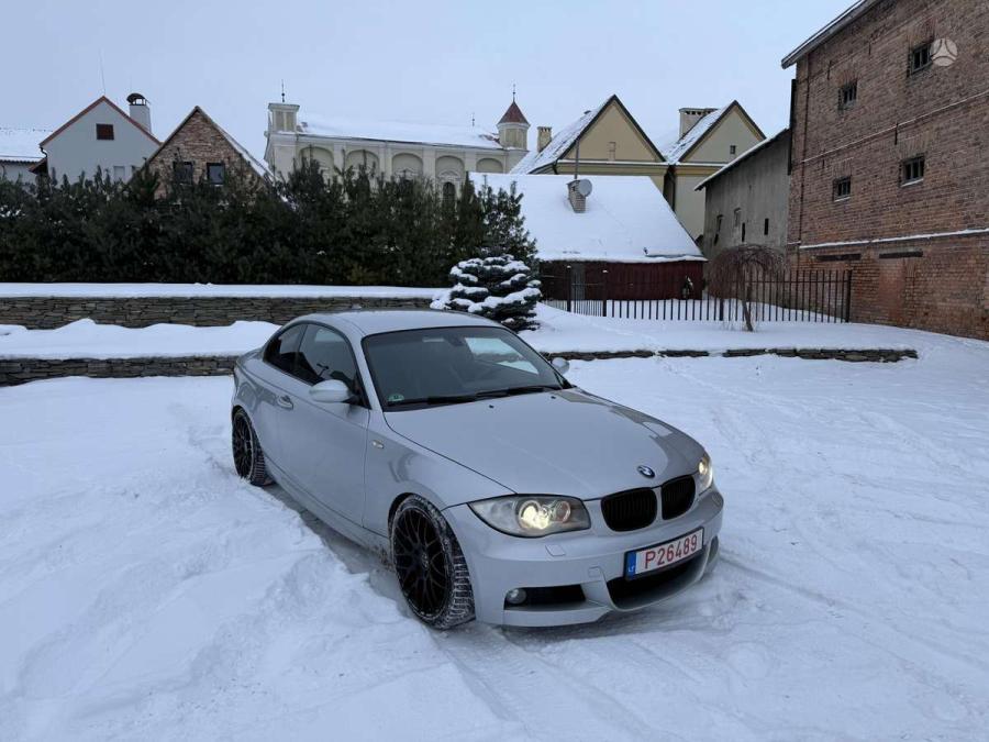 Grey BMW 120 2009 in Kedainiai, with an engine capacity of 2.00 L and mileage of 342 thousand km for 4999 €, photo 2 on AUTOMOTO.COM.LV
