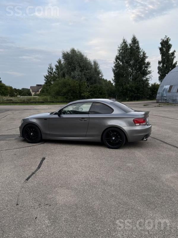 Grey BMW 120 2009 in Riga, with an engine capacity of 2.00 L and mileage of 302 thousand km for 7650 €, photo 9 on AUTOMOTO.COM.LV