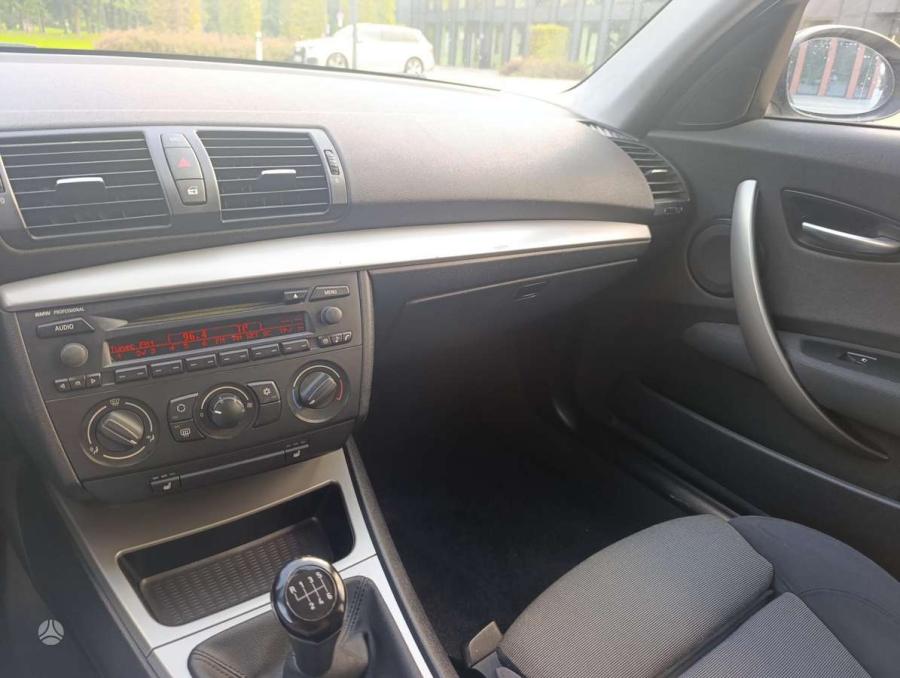 Pelēks BMW 120 2006 Viļņa, ar dzinēja tilpumu 2.00 L un nobraukumu 350 tūkst. km par 2600 €, foto 16 vietnē AUTOMOTO.COM.LV