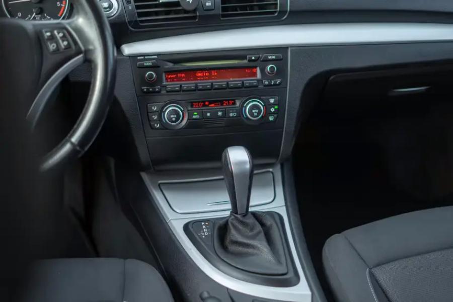 Pelēks BMW 120 2008 Liepāja, ar dzinēja tilpumu 2.00 L un nobraukumu 308 tūkst. km par 4850 €, foto 17 vietnē AUTOMOTO.COM.LV