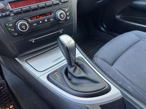 Grey BMW 120 2008 in Kaunas, with an engine capacity of 2.00 L and mileage of 230 thousand km for 3850 €, photo 10 on AUTOMOTO.COM.LV