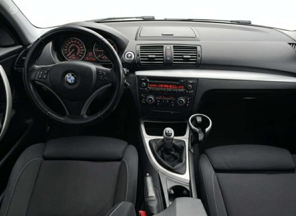Grey BMW 120 2011 in Vilnius, with an engine capacity of 2.00 L and mileage of 280 thousand km for 3800 €, photo 7 on AUTOMOTO.COM.LV