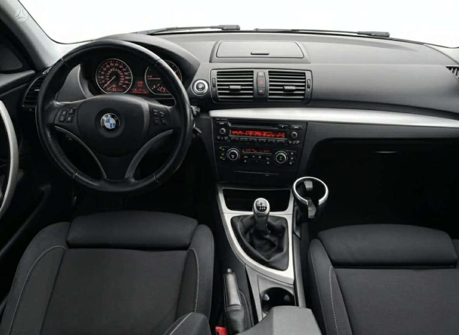 Grey BMW 120 2011 in Vilnius, with an engine capacity of 2.00 L and mileage of 280 thousand km for 3800 €, photo 7 on AUTOMOTO.COM.LV