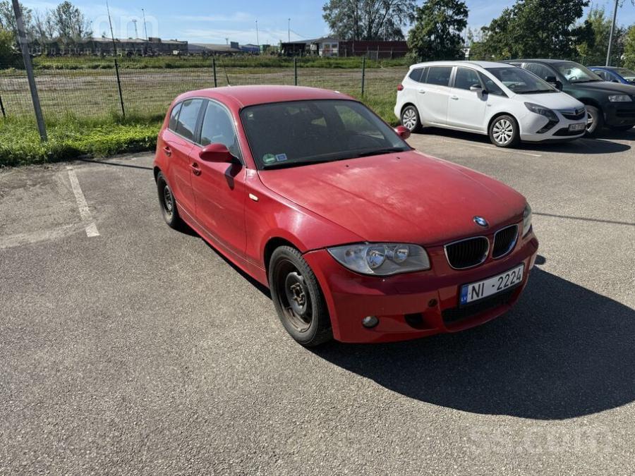 Red BMW 120 2005 in Riga, with an engine capacity of 2.00 L and mileage of 205 thousand km for 1000 €, photo 1 on AUTOMOTO.COM.LV