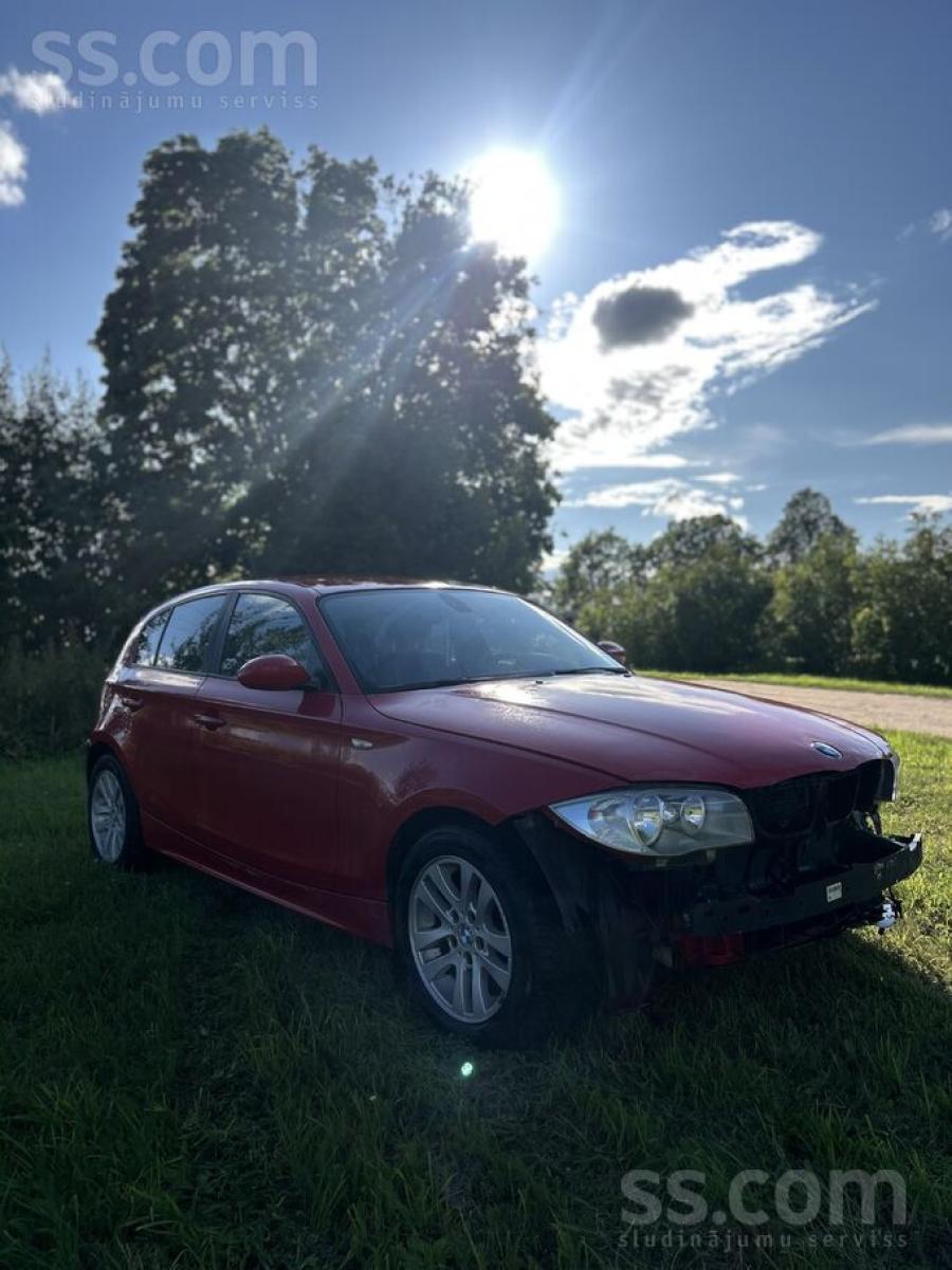 Red BMW 120 2005 in Cesis, with an engine capacity of 2.00 L and mileage of 214 thousand km for 1090 €, photo 3 on AUTOMOTO.COM.LV