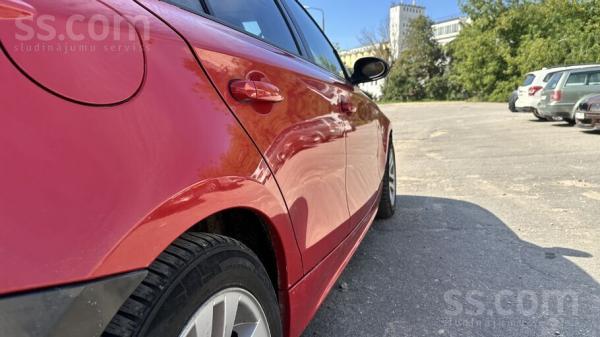 Red BMW 120 2005 in Riga, with an engine capacity of 2.00 L and mileage of 215 thousand km for 1300 €, photo 5 on AUTOMOTO.COM.LV