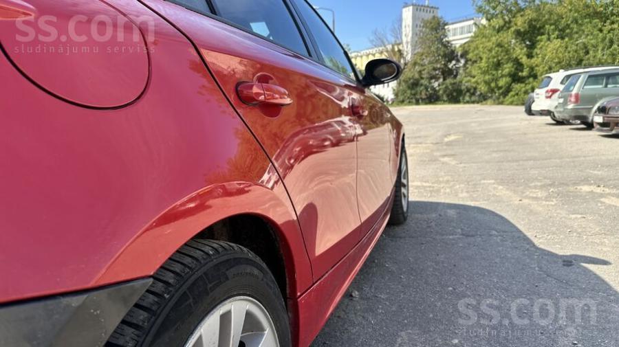 Red BMW 120 2005 in Riga, with an engine capacity of 2.00 L and mileage of 215 thousand km for 1300 €, photo 6 on AUTOMOTO.COM.LV