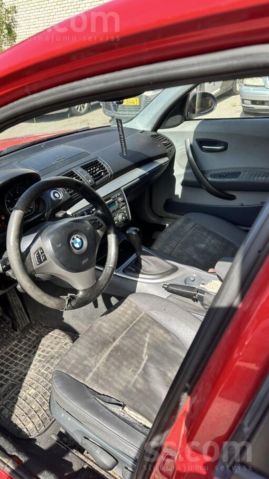 Red BMW 120 2005 in Riga, with an engine capacity of 2.00 L and mileage of 215 thousand km for 1300 €, photo 8 on AUTOMOTO.COM.LV