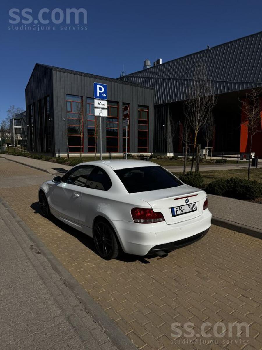 White BMW 120 2008 in Riga, with an engine capacity of 2.00 L and mileage of 335 thousand km for 5900 €, photo 1 on AUTOMOTO.COM.LV