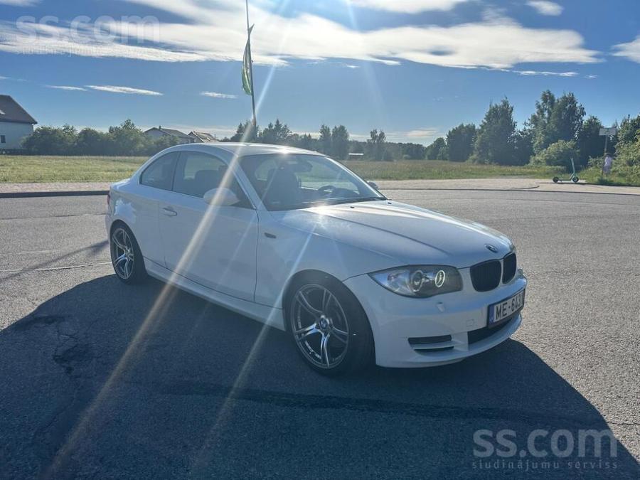 White BMW 120 2009 in Riga, with an engine capacity of 2.00 L and mileage of 274 thousand km for 6800 €, photo 3 on AUTOMOTO.COM.LV