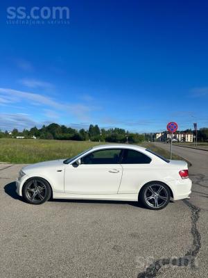 White BMW 120 2009 in Riga, with an engine capacity of 2.00 L and mileage of 274 thousand km for 6800 €, photo 6 on AUTOMOTO.COM.LV