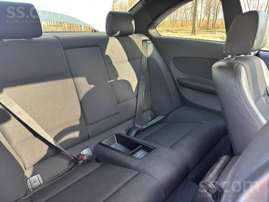 White BMW 120 2009 in Riga, with an engine capacity of 2.00 L and mileage of 274 thousand km for 6800 €, photo 9 on AUTOMOTO.COM.LV