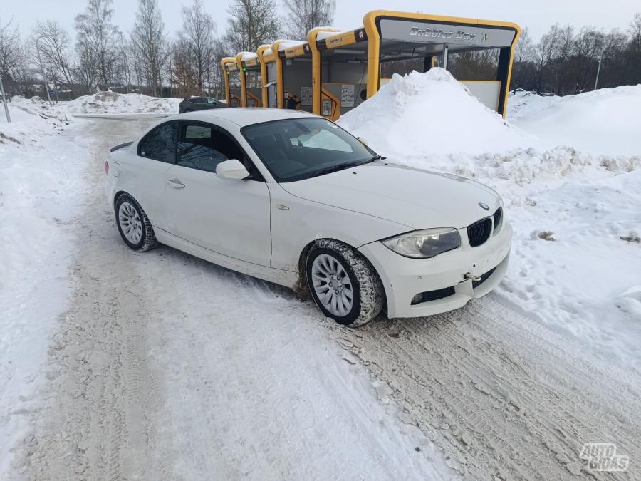 White BMW 120 2010 in Radviliskis, with an engine capacity of 2.00 L and mileage of 291 thousand km for 2300 €, photo 1 on AUTOMOTO.COM.LV