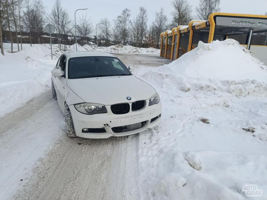 White BMW 120 2010 in Radviliskis, with an engine capacity of 2.00 L and mileage of 291 thousand km for 2300 €, photo 2 on AUTOMOTO.COM.LV