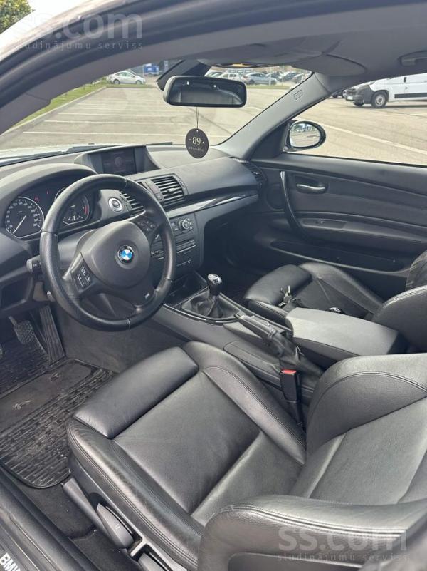 White BMW 120 2010 in Riga, with an engine capacity of 2.00 L and mileage of 313 thousand km for 5999 €, photo 6 on AUTOMOTO.COM.LV