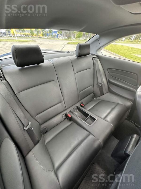 White BMW 120 2010 in Riga, with an engine capacity of 2.00 L and mileage of 313 thousand km for 5999 €, photo 8 on AUTOMOTO.COM.LV