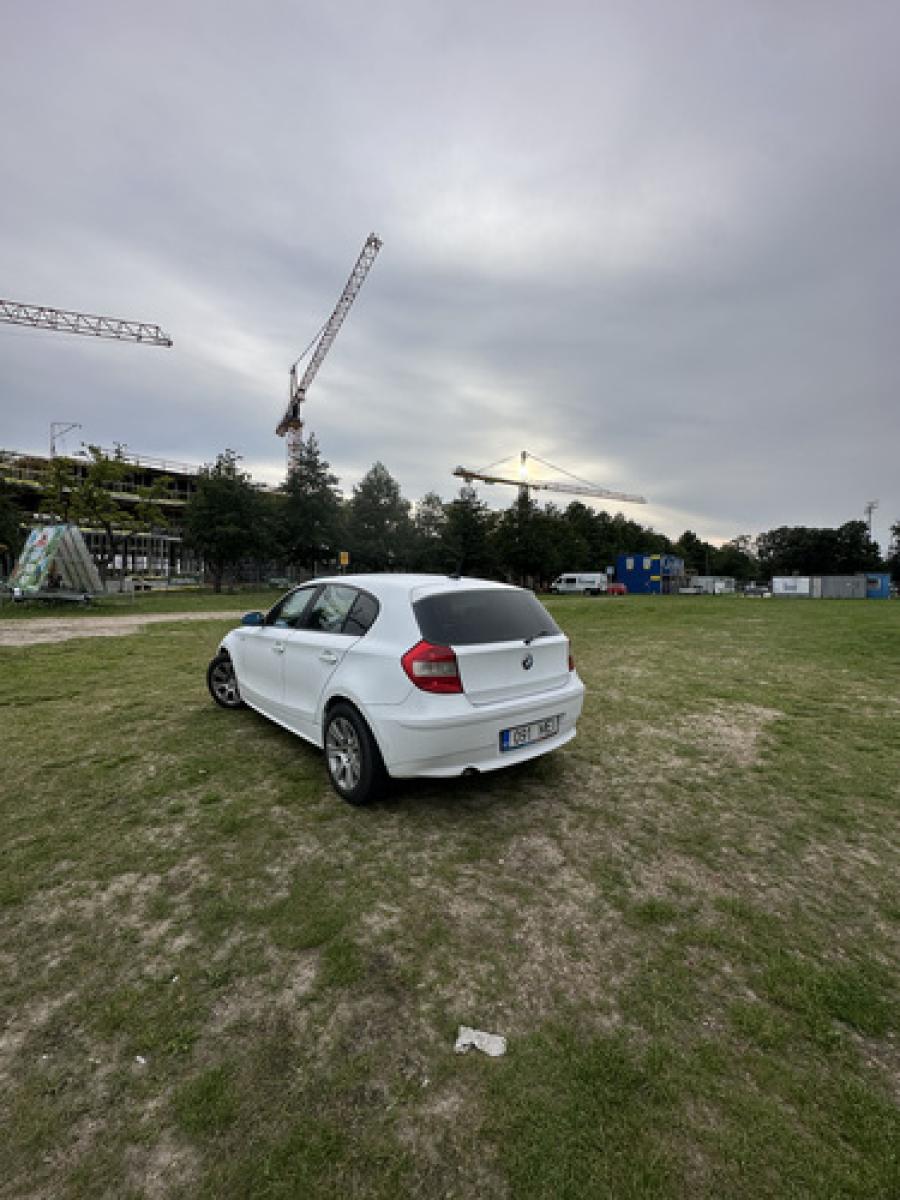 White BMW 120 2004 in Tallinn, with an engine capacity of 2.00 L and mileage of 404 thousand km for 2300 €, photo 4 on AUTOMOTO.COM.LV