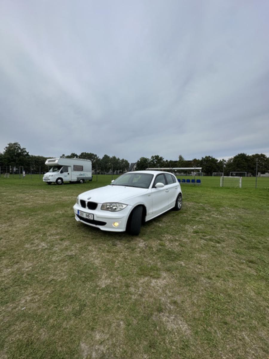 White BMW 120 2004 in Tallinn, with an engine capacity of 2.00 L and mileage of 404 thousand km for 2300 €, photo 6 on AUTOMOTO.COM.LV
