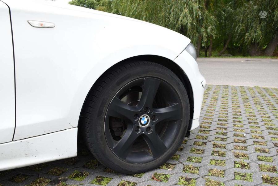 Balts BMW 120 2005 Panevēža, ar dzinēja tilpumu 2.00 L un nobraukumu 322 tūkst. km par 2300 €, foto 21 vietnē AUTOMOTO.COM.LV