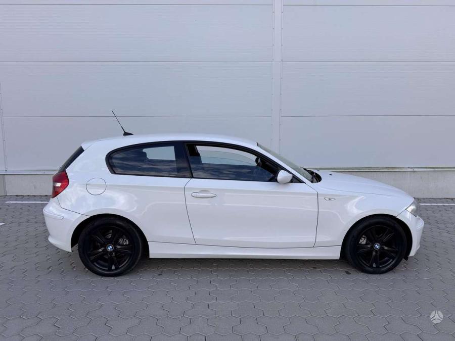 White BMW 120 2007 in Vilnius, with an engine capacity of 2.00 L and mileage of 313 thousand km for 3150 €, photo 5 on AUTOMOTO.COM.LV
