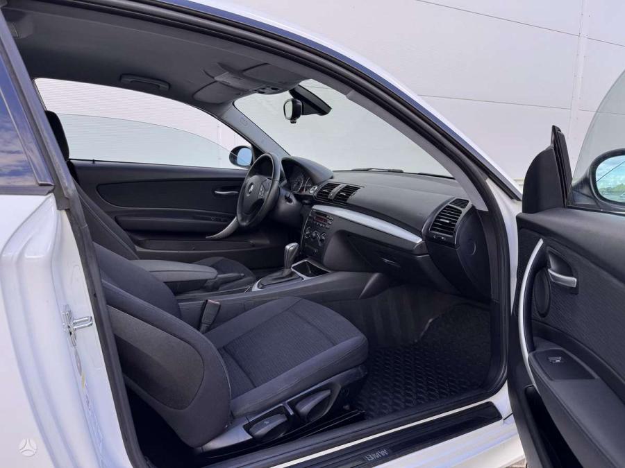 White BMW 120 2007 in Vilnius, with an engine capacity of 2.00 L and mileage of 313 thousand km for 3150 €, photo 9 on AUTOMOTO.COM.LV