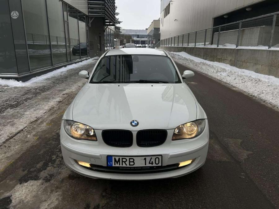 White BMW 120 2009 in Vilnius, with an engine capacity of 2.00 L and mileage of 277 thousand km for 3250 €, photo 3 on AUTOMOTO.COM.LV