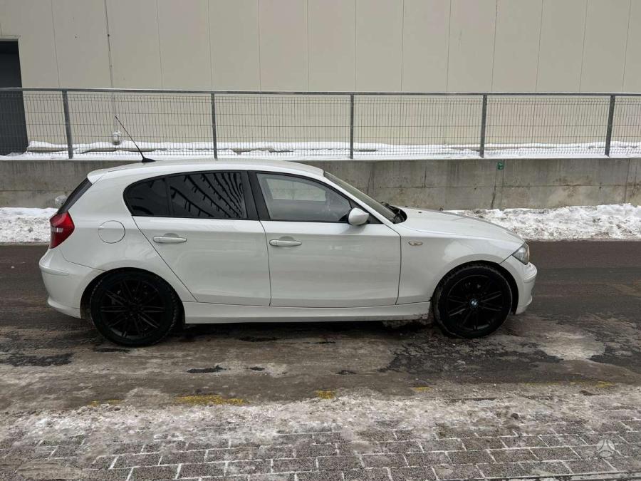 White BMW 120 2009 in Vilnius, with an engine capacity of 2.00 L and mileage of 277 thousand km for 3250 €, photo 6 on AUTOMOTO.COM.LV