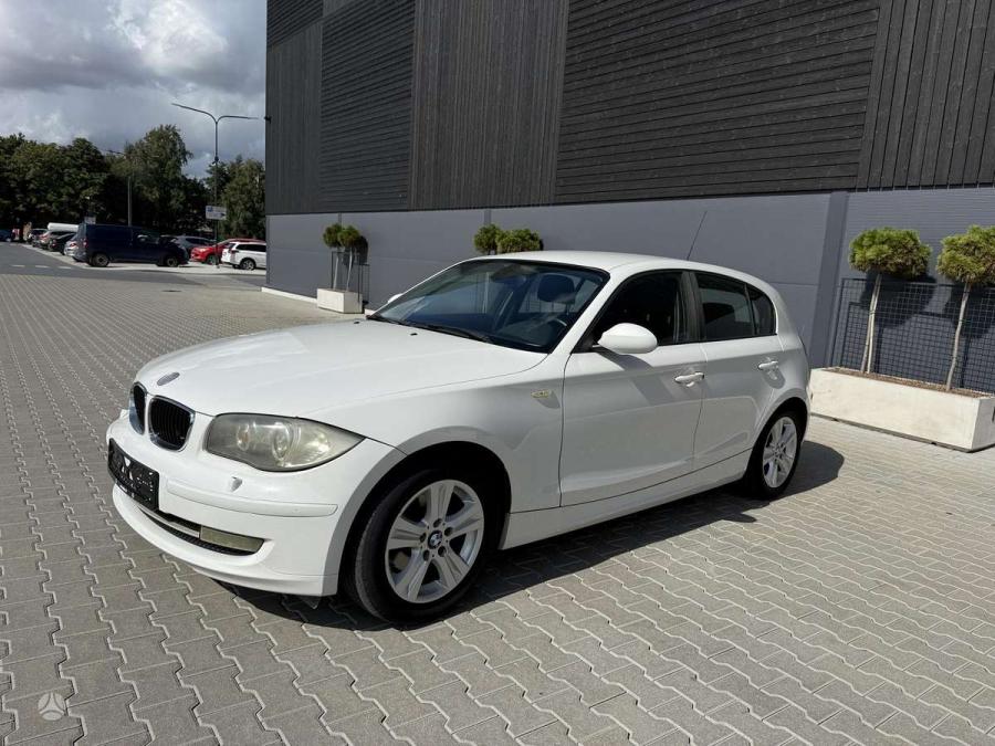 White BMW 120 2009 in Siauliai, with an engine capacity of 2.00 L and mileage of 270 thousand km for 3850 €, photo 1 on AUTOMOTO.COM.LV