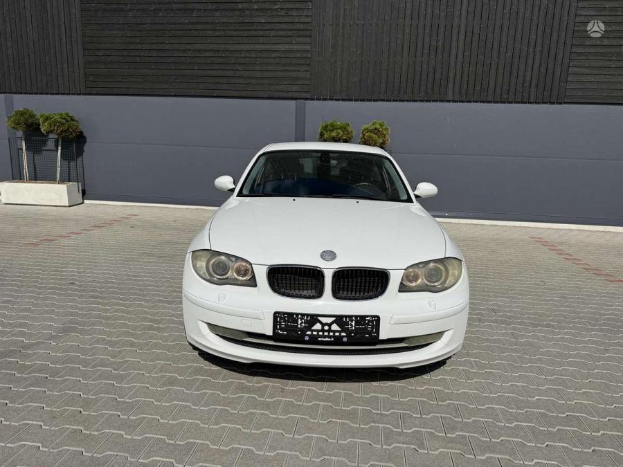 White BMW 120 2009 in Siauliai, with an engine capacity of 2.00 L and mileage of 270 thousand km for 3850 €, photo 3 on AUTOMOTO.COM.LV